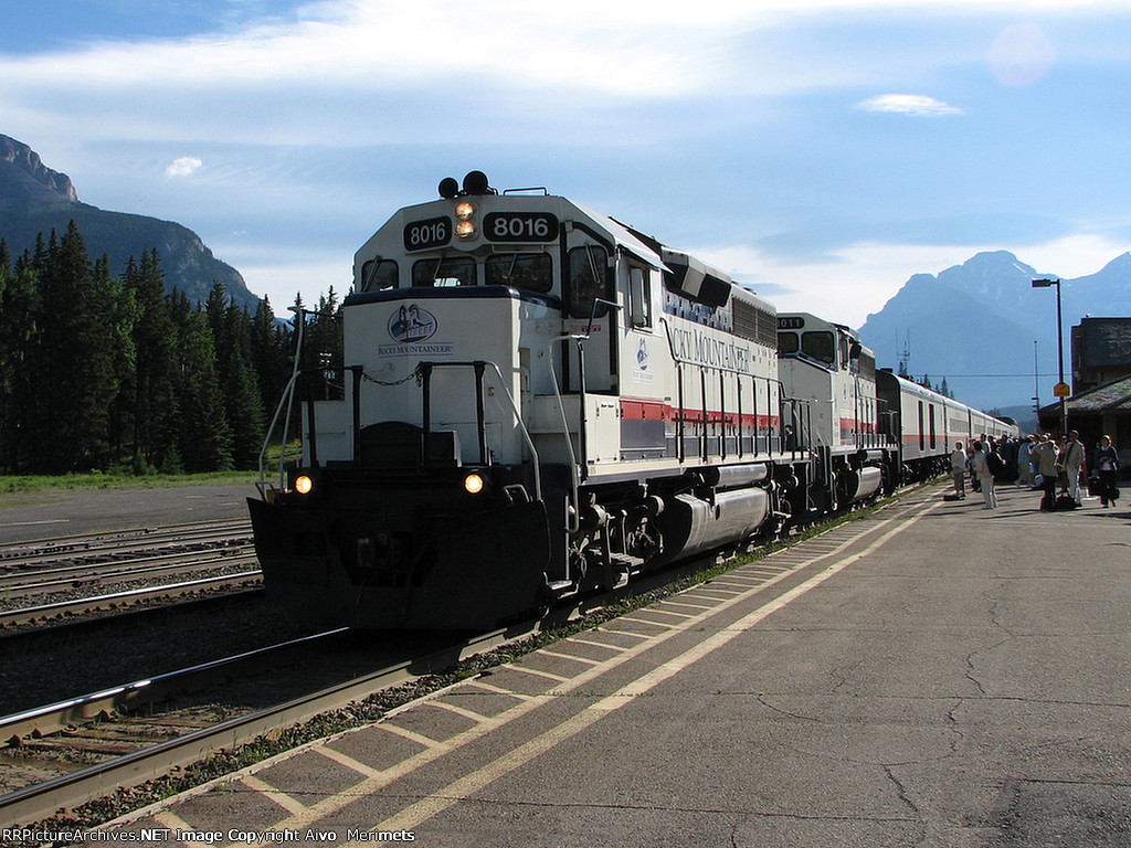 RMRX 8016 west at Banff